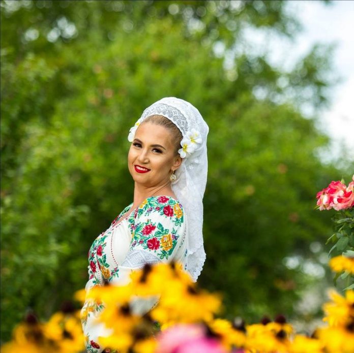 Liliana Popa o voce puternică a cântecului oltenesc - Top Muzică Populară